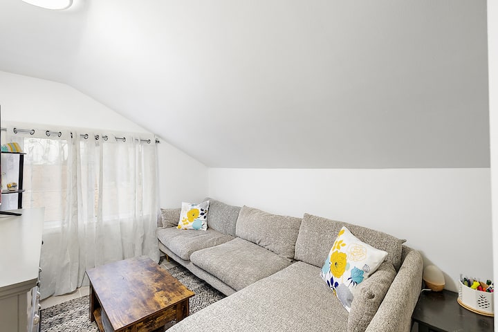 Relax & Recharge | Comfy, Clean & Central - Royal Oak, MI