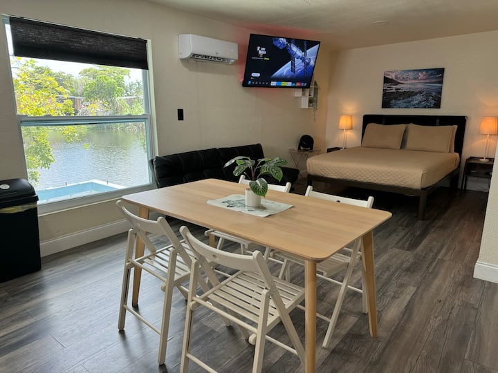 5. Lovely House By The Lake, Furnished And Clean! - South Lake, Miami