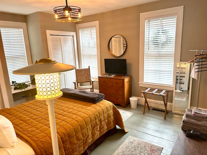 “The Clemons!” Central Ac - 3 Beds - Main Level - Connecticut
