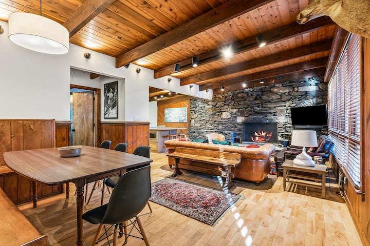 Cozy Mid-mod Mountain Lodge With Stone Fireplace - Killington, VT
