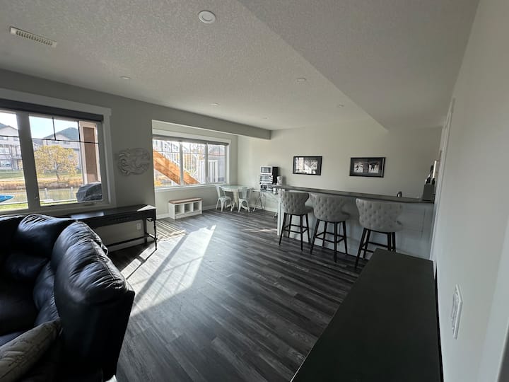 1 Bedroom Basement Walkout Suite On Canal - Airdrie