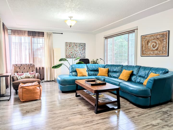 Warm And Earthy Home With Jetted Tub - Salem, OR