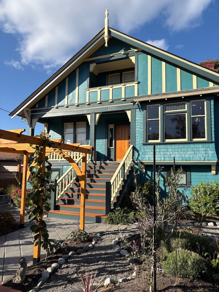 5 Bedroom Character Home - In Fairfield - Victoria, Canadà
