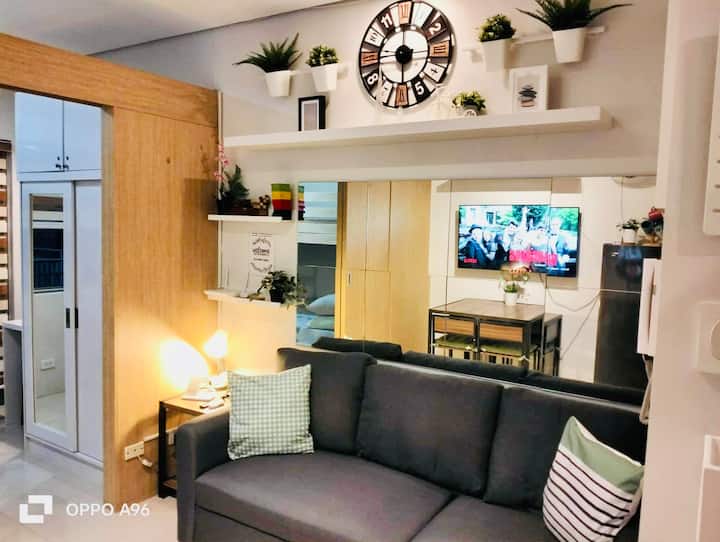 Cozy 1 Bedroom Condo With Penthouse Vibe - Quezon City