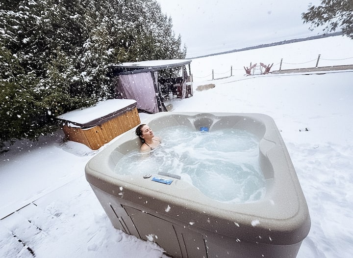 Winter Lakefront: Hot Tub, Fire Pit & Darksky View - Napanee