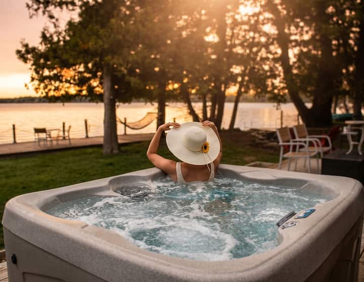 Yarker Summer Oasis: Lakefront | Bbq | Hot-tub - Napanee