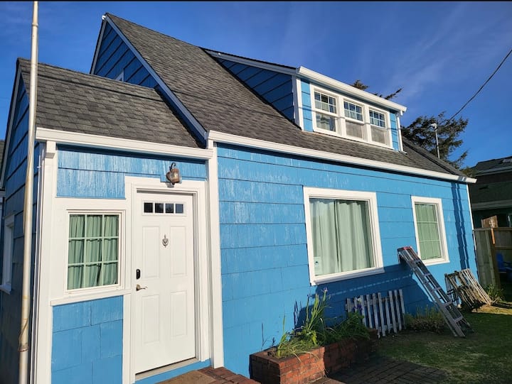 Sweet Rockaway Beach Home With Hot Tub- Dogs Okay! - Rockaway Beach, OR