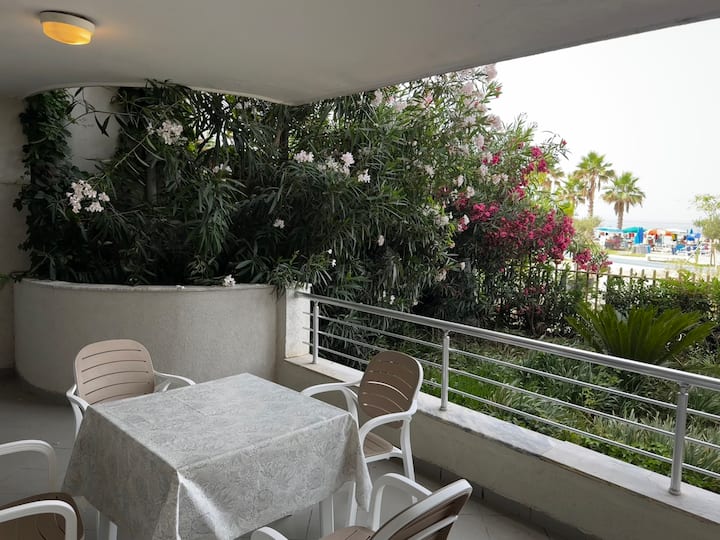 Beachfront 120m² Villa-apt W/ Sea View – Durrës - Durrës