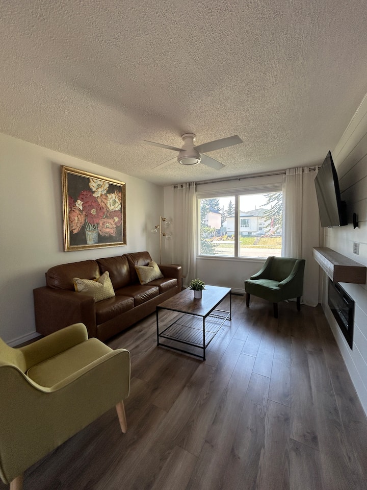 King Suite, Sleeps 8, Large Yard, Spruce Meadows - Calgary