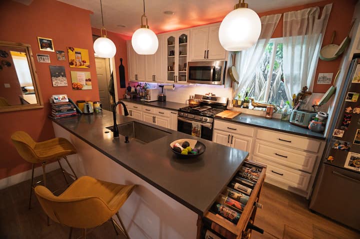 Sunny 2 Bedroom Bungalow With Outdoor Dining Area - Los Angeles, CA