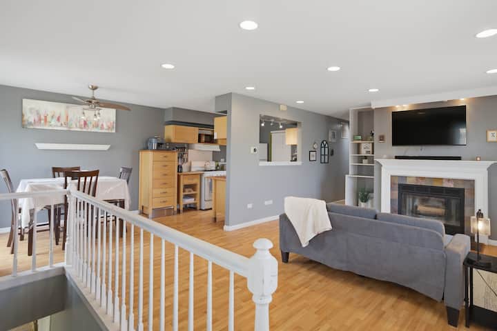 Cozy Vaulted Penthouse | Balcony + Workspace. - Elgin, IL