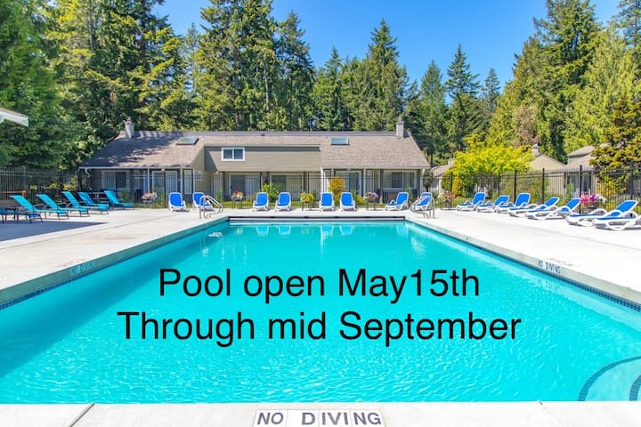 Rathtrevor Beach Condo With Hot Tub - Parksville