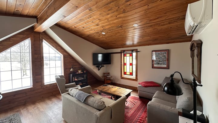 Schoolhouse Loft - Centrally Located In The County - Prince Edward