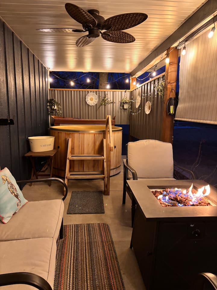 Cedar Soaking Hot Tub~king Bed~no Cleaning Fee - Two Rivers, WI