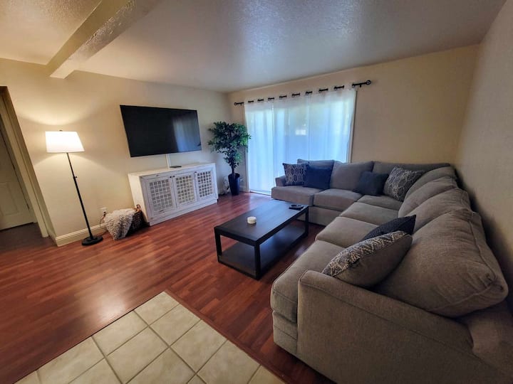 Entire 1bd/1ba Condo W/ Comfort Galore - Near Crmc - Fresno, CA