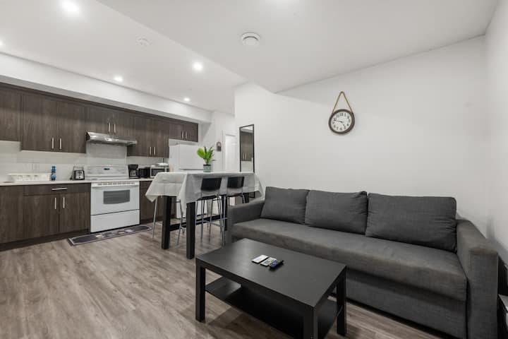Adorable 2-br With Free Parking-close To Airport - Calgary