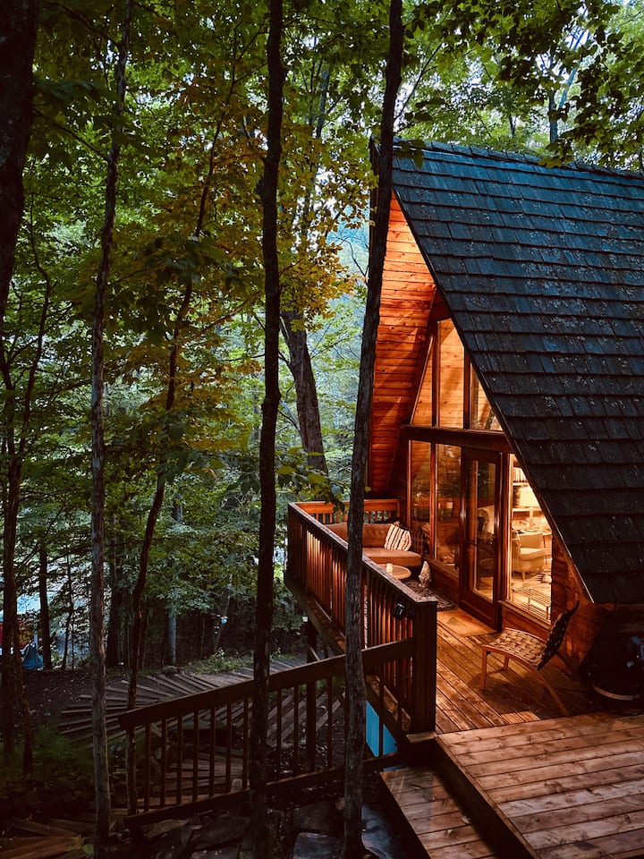 Magical Treehouse I Hot Tub, Fireplace, Pets Ok - Huntsville