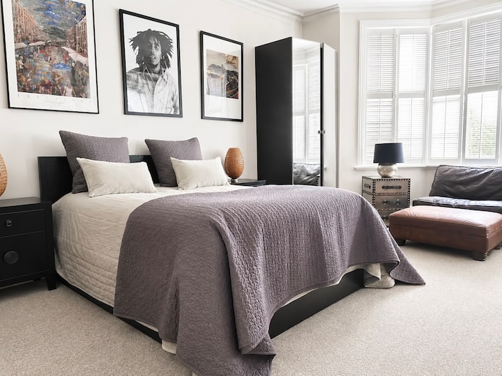 Large Studio-style En-suite King Room | Surbiton - Surbiton