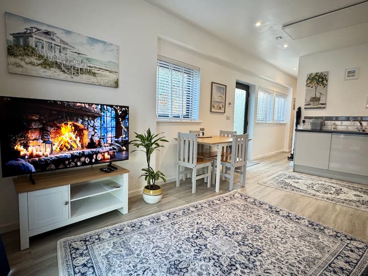 Modern Bungalow Apartment - Pendower Beach