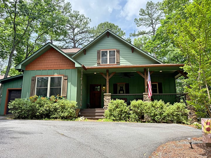 Chalet On The Green | Innsbruck Home With Hot Tub - Helen, GA