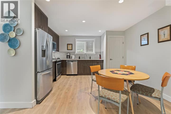 Seaside One Bedroom Suite With Parking - Victoria