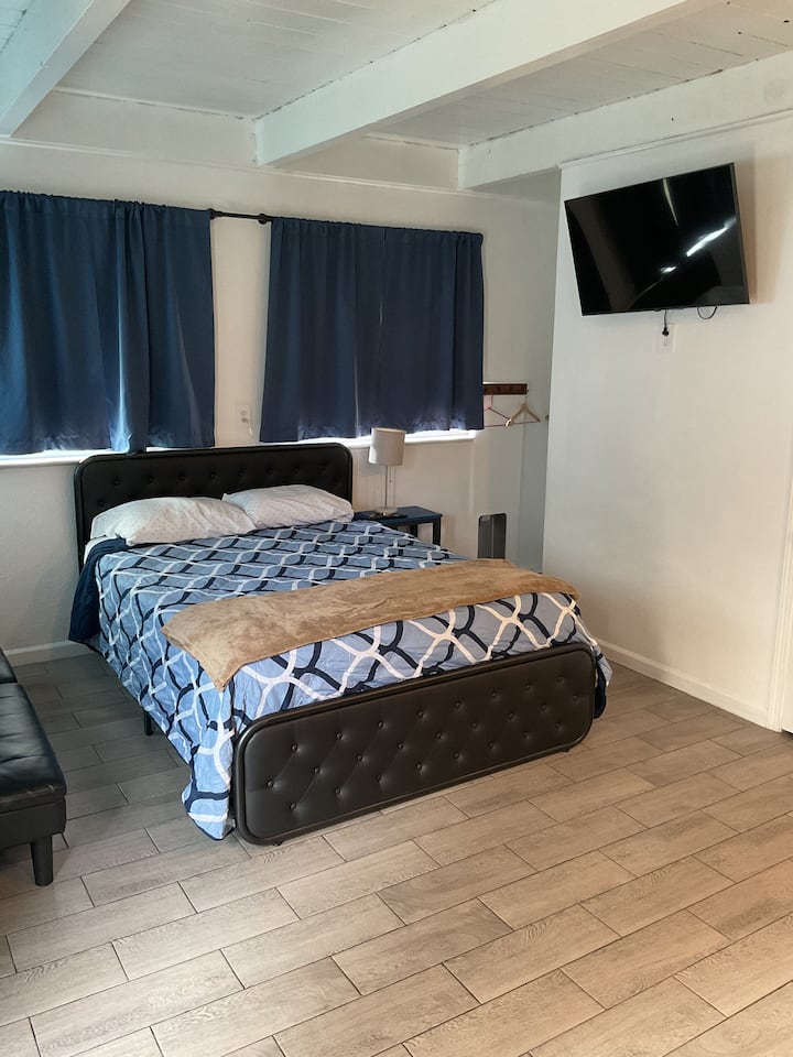 Adorable Modern Studio Travel Professional Welcome - Stockton, CA