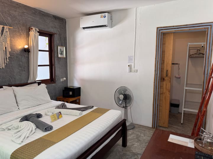Cute Private Room With Large Bed And Patio - Ao Nang