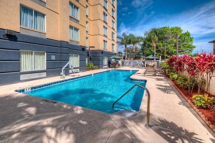 Great Location! Pool, Free Breakfast And Parking - Orlando, FL