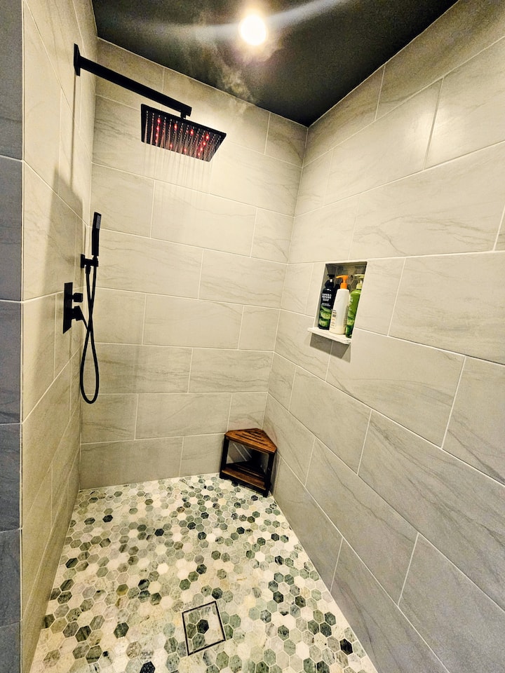 Private Suite
• King Bed •
Pets Ok*
No Extra Fee$ - Cody, WY