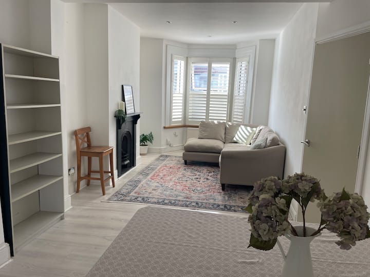 Cheerful 3 Bedroom Family Home With Free Parking - Croydon, UK