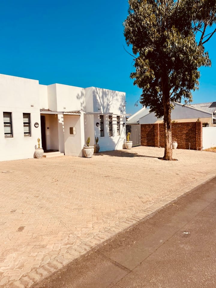 Stylish 3 Bedroom Townhouse Ideal Families /Groups - Harare