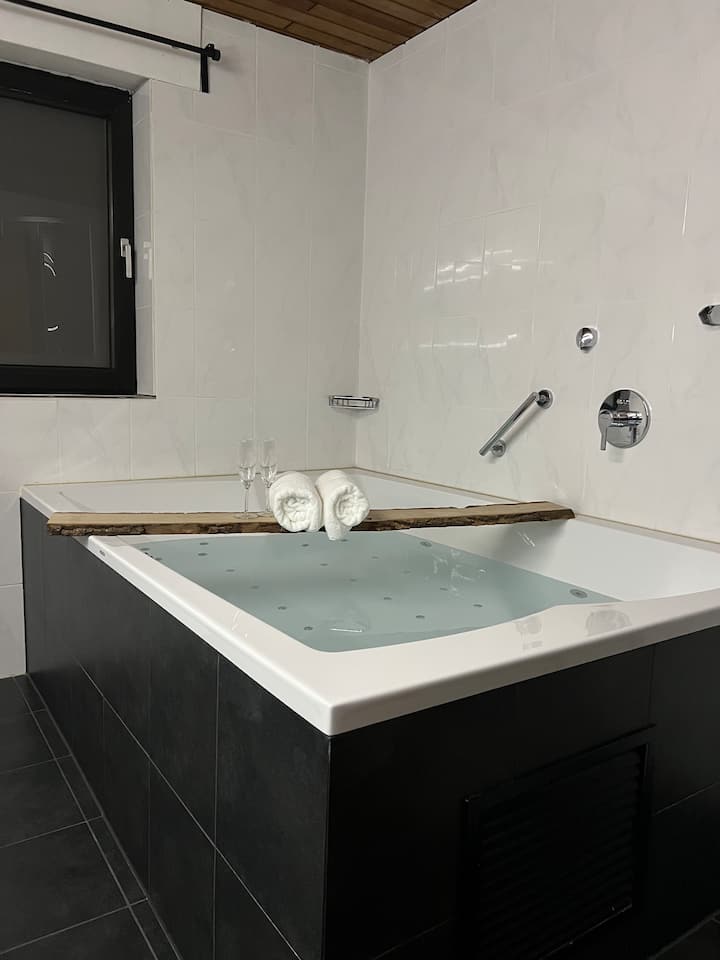 Xxl Whirlpool/privat
Nahe Köln/bonn
Parkplatz - Niederkassel