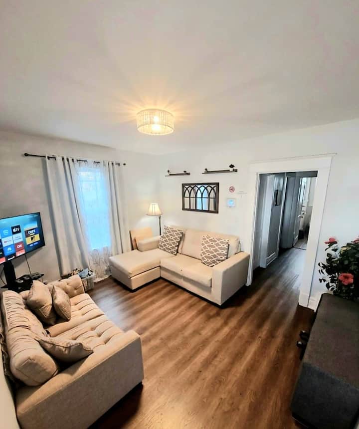 Location! Charming Home, Walk To The Excitement! - Niagara Falls