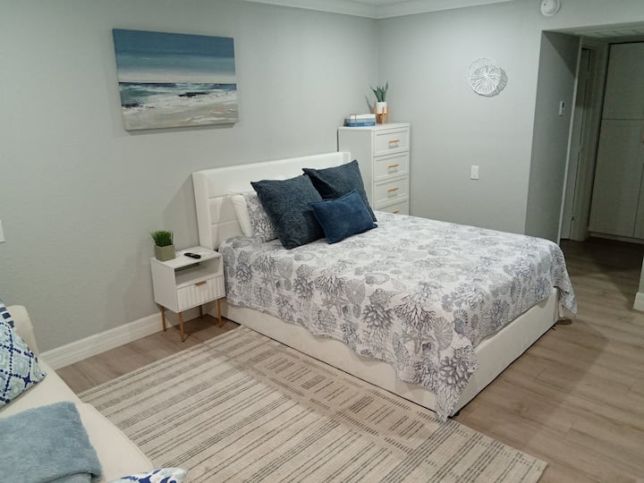 Unit 102 - Modern Sleek Condo On The Bay - Treasure Island, FL