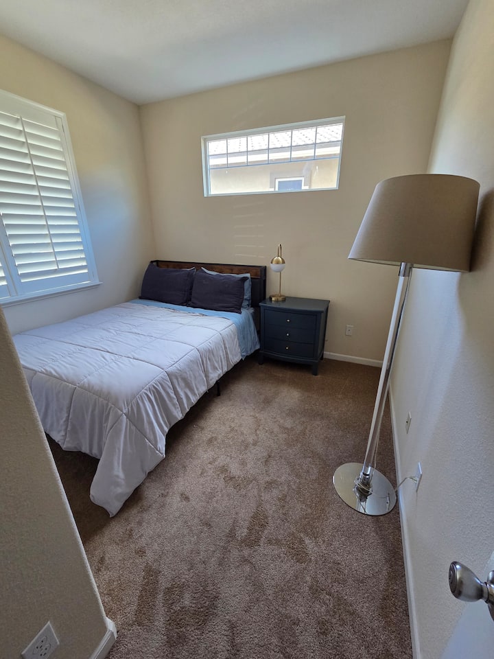 Quiet, Clean One Bedroom In Spacious Home. - Vacaville, CA