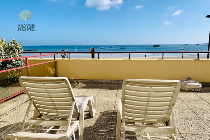 Grande Terrasse Avec Vue Sur La Plage De Trestraou - Plage Saint Guirec
