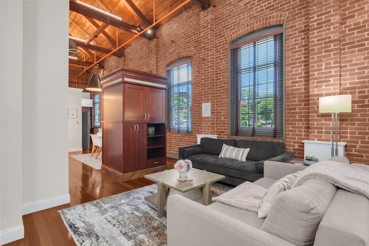 Jennifers Historic Riverfront Loft Private Patio - Providence, RI