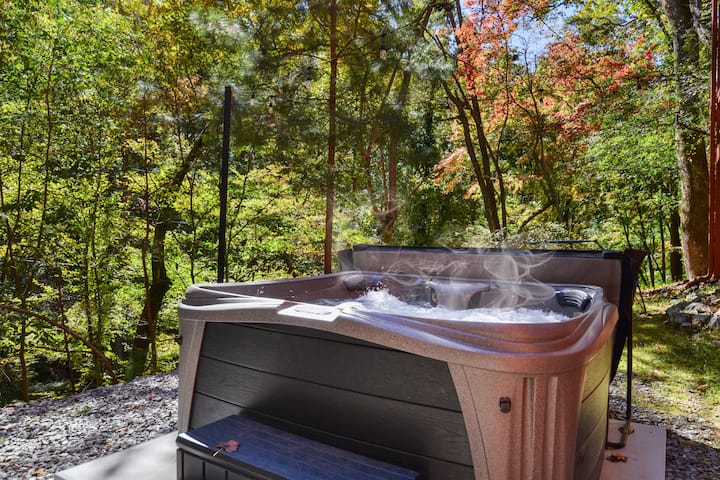 Fall Mountain Retreat | Hot Tub & Fire Pit Near Dt - Ellijay, GA