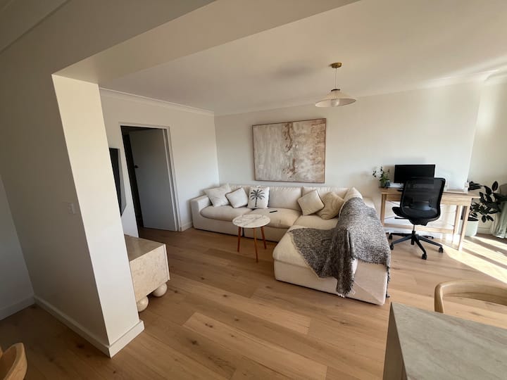 Cosy Two Bedroom Coastal Apartment With Ocean View - Randwick