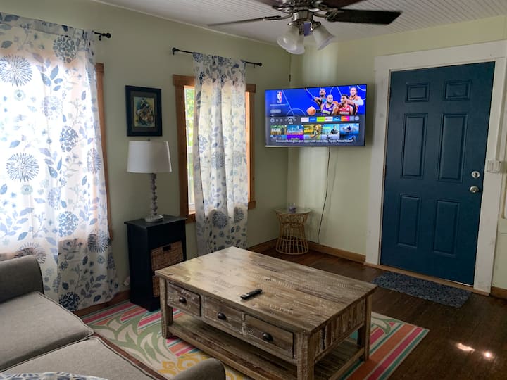 Cheerful, Cozy Blue Cottage - Miami