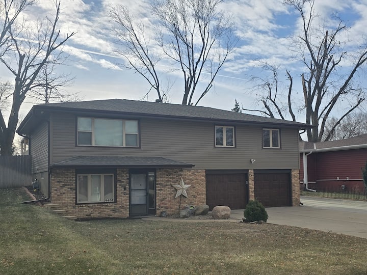 Cheerful 4 Bedroom Home! Recently Remodeled! - Bennington, NE