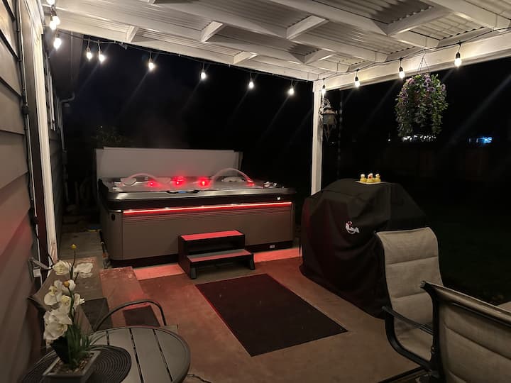 No-cleaning-fee. 
4 Comfy Beds.
Luxury Hot Tub. - Eugene, OR