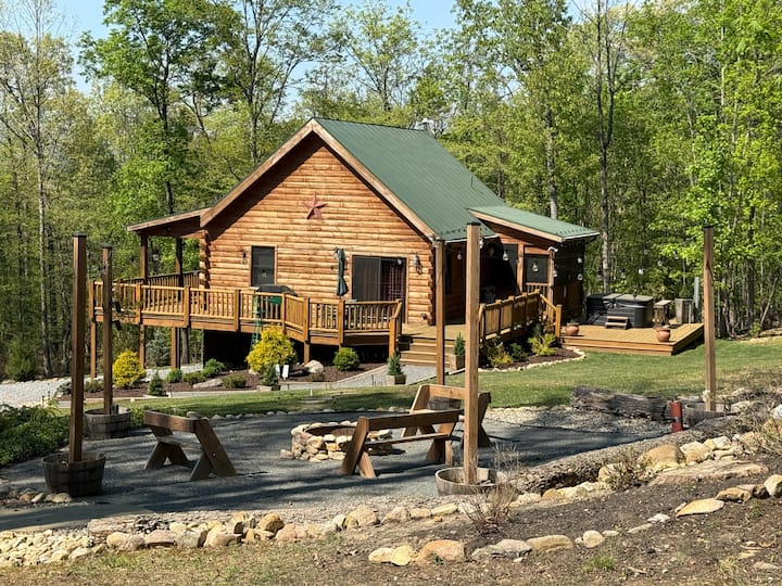 Wildwood Cabin Sleeps Up To 4 Guests W/ Hot Tub - Shenandoah, VA