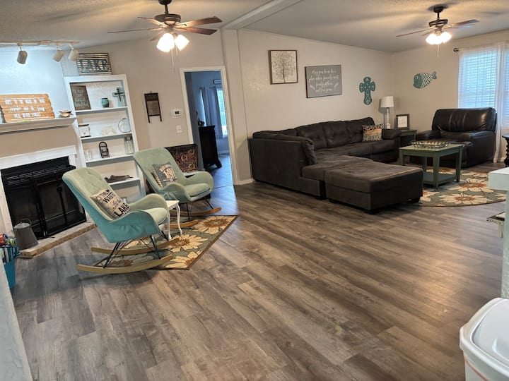 Lake O'clock: Pool, Firepit, Outdoor Movies - Lake Texoma