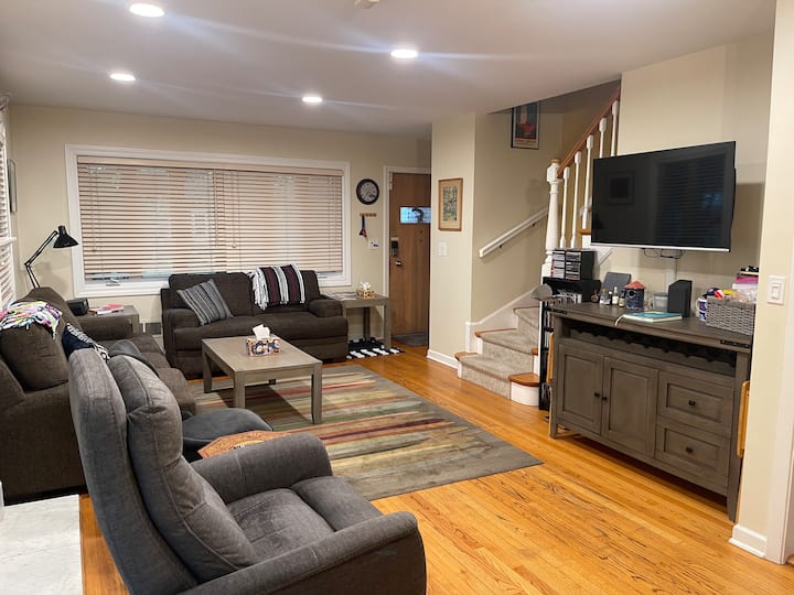 Family Friendly Home Near Northwestern Campus - Skokie, IL