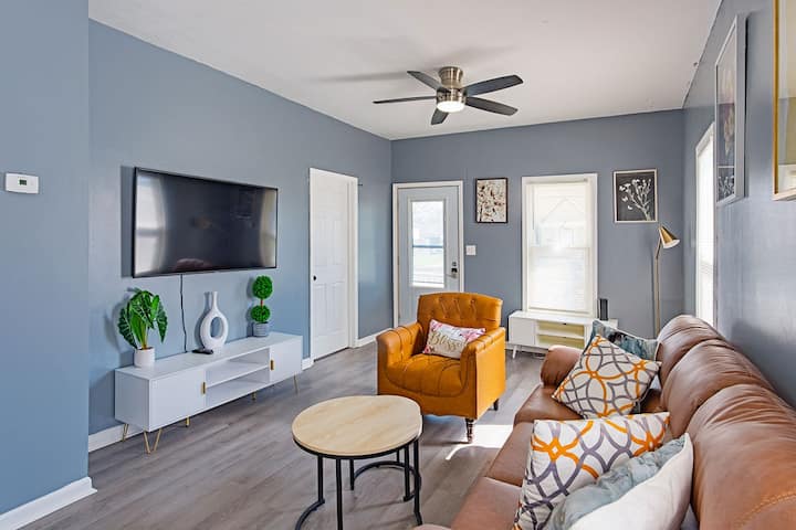 House With Free Parking - Amherst, OH