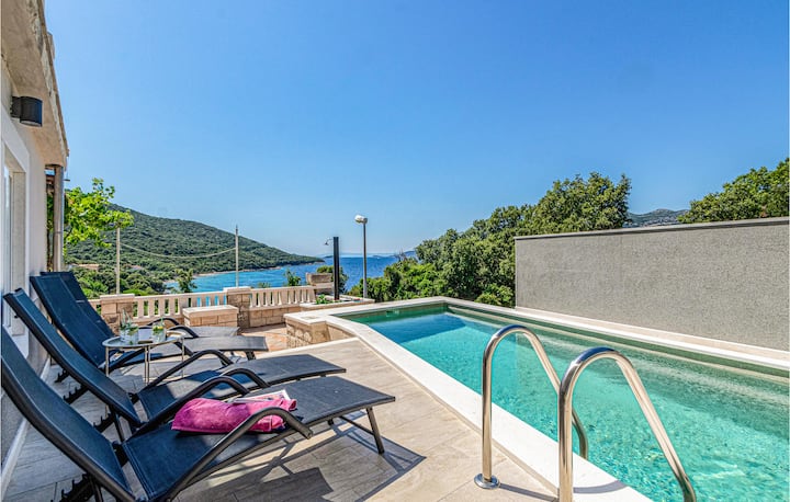 Awesome Apartment In Zrnovo - Korčula
