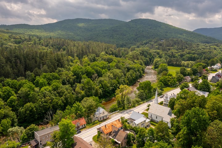 Breathtaking Riverfront Retreat W/mountain Views - Woodstock, VT