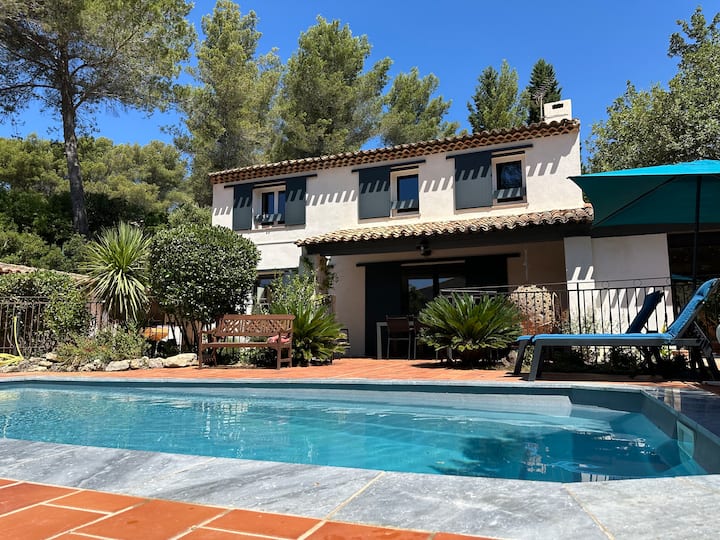 Chambre Sdb Cuisine D’été Dans Villa Avec Piscine - Le Castellet