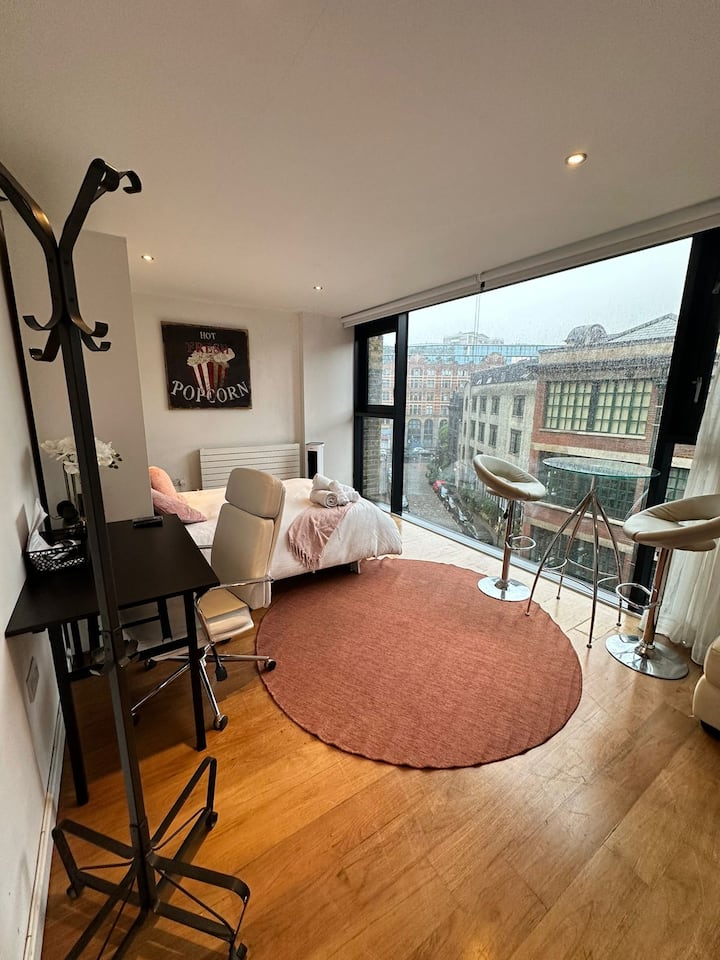 Red Bedroom With Kitchen In Central London - ロンドン